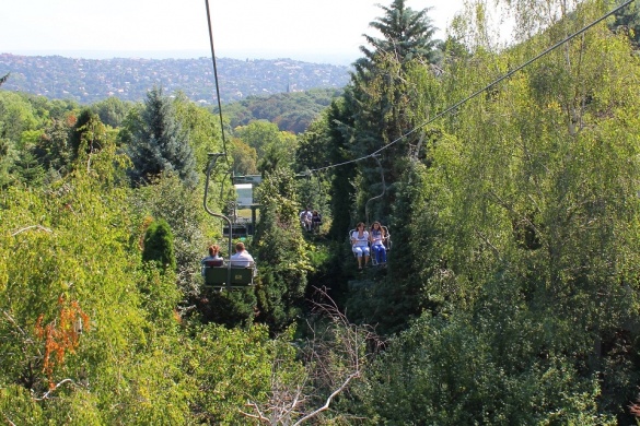 Libegő Budapesten, repülő székekkel Budapest felett a János-hegyen ...